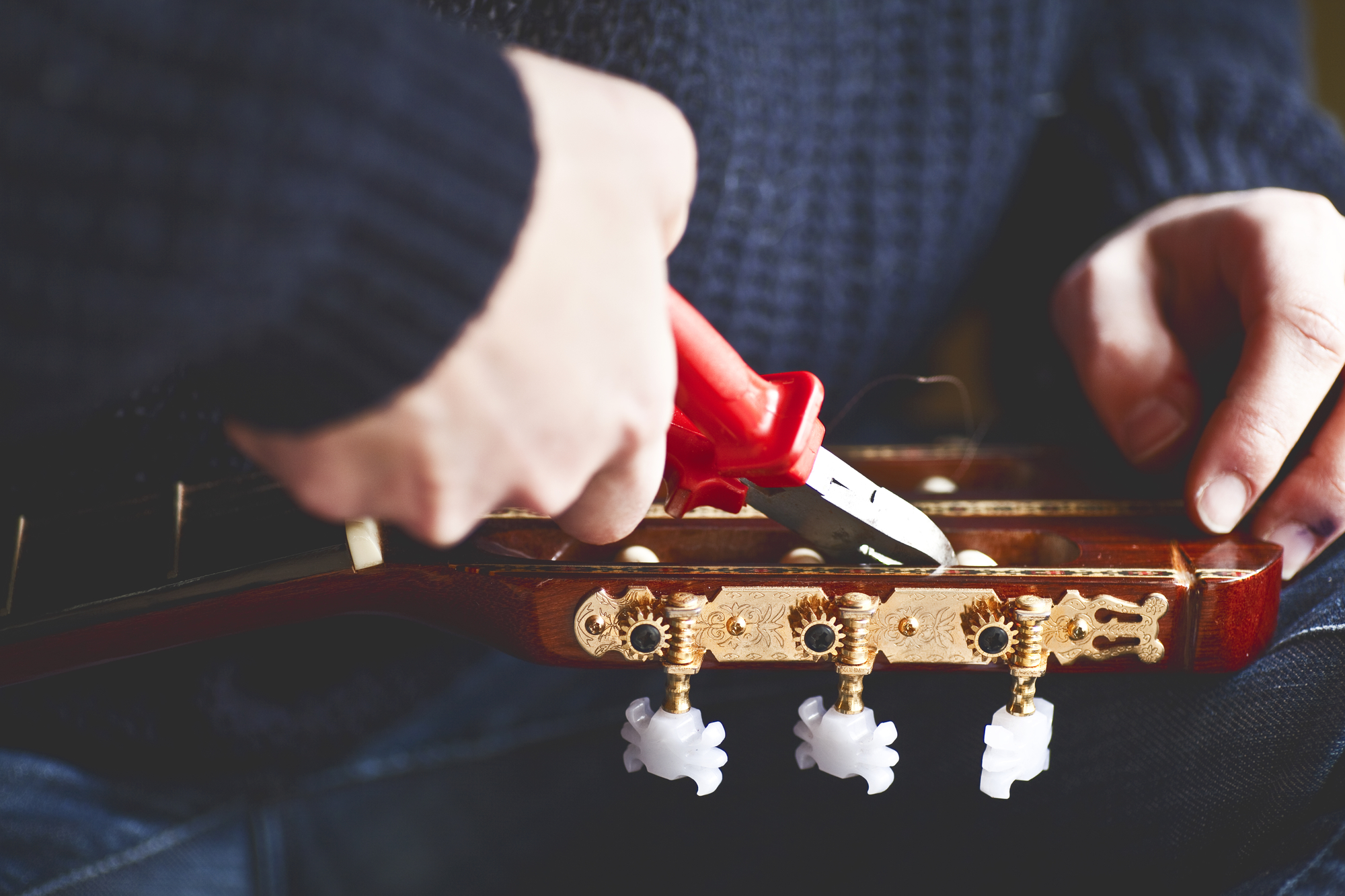 The Definitive Guide To Changing Guitar Strings – Liberty Park Music