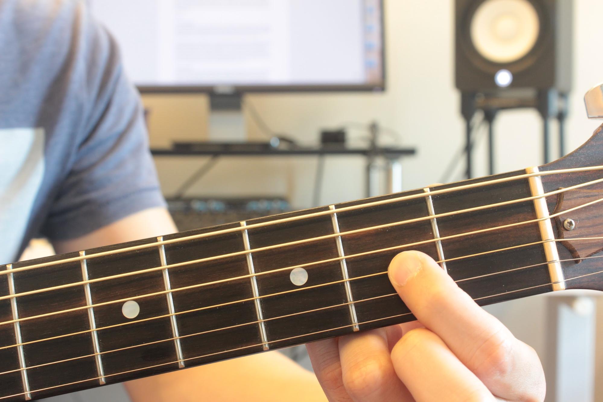 5 Must-Know Fretting Techniques For Beginner Guitarists