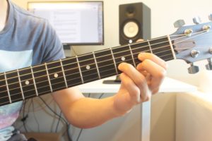5 Must-Know Fretting Techniques For Beginner Guitarists – Liberty Park ...